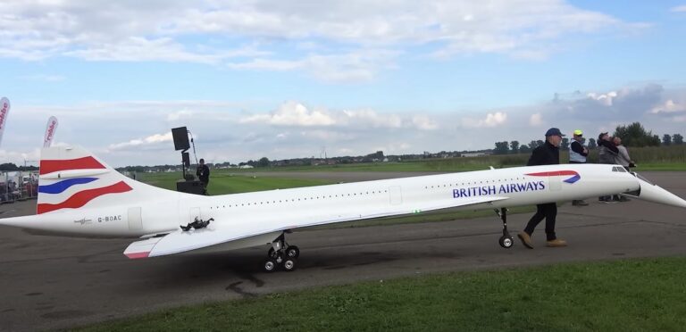 The 3 Largest Remote Control Airplanes in the World - The Toyz